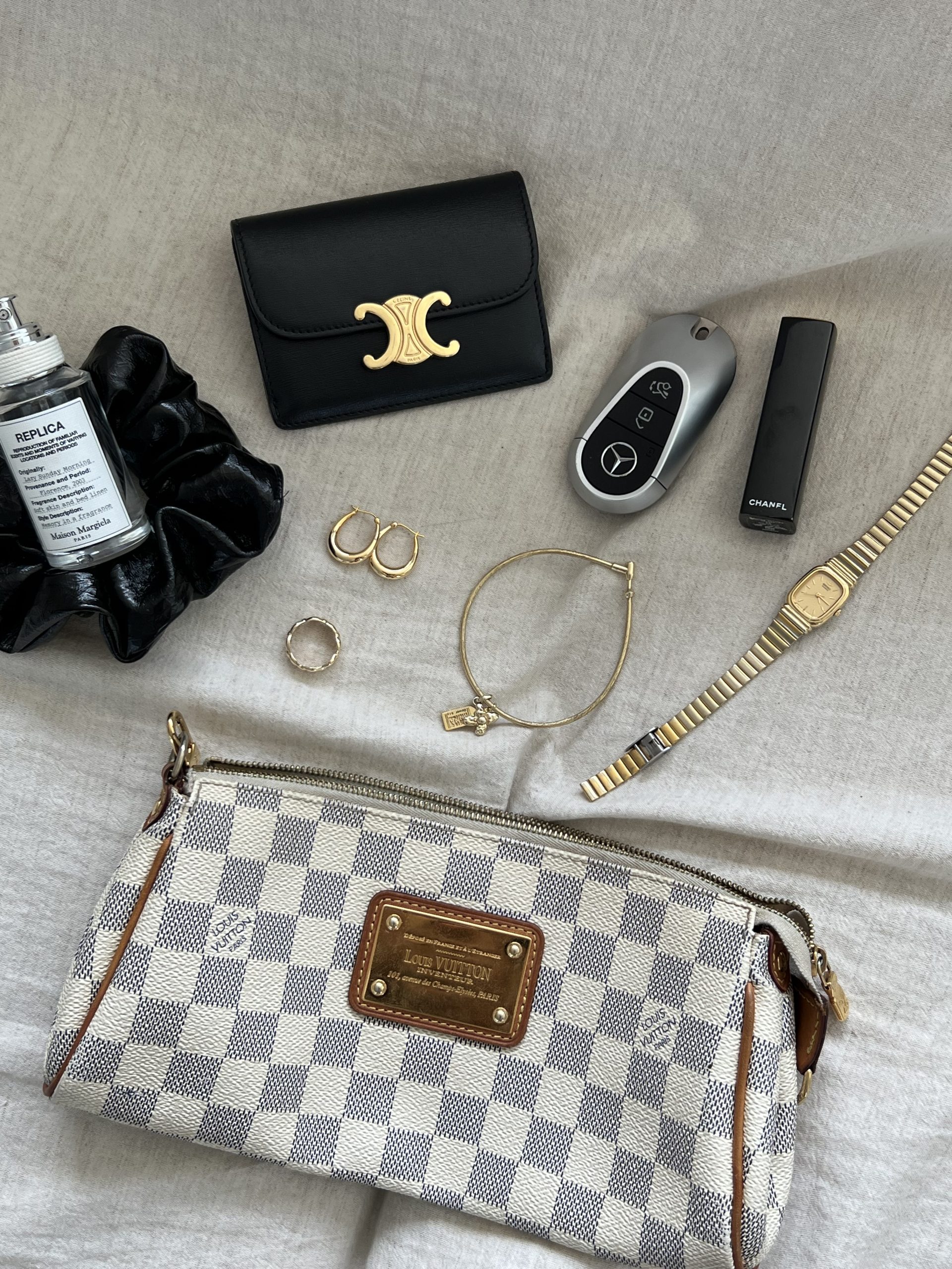 [Jewelry Pedia] 우아함이 깃드는 계절, 드뮤어(Demure) 스타일링 – 아몬즈 매거진